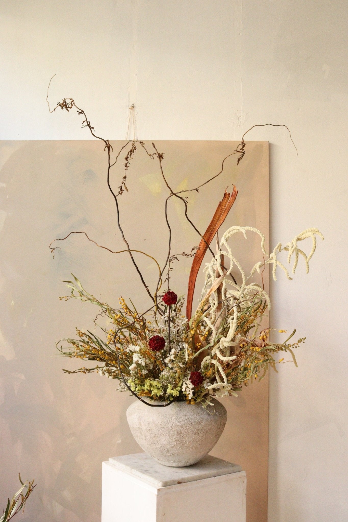 Dried Flower Arrangement in Modern Golden Tones – Design by Nature Flowers